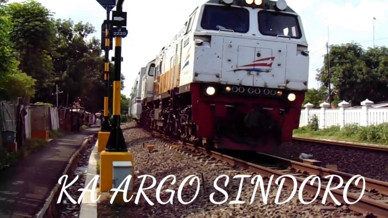 Kereta Api Argo Sindoro berpapasan Fajar Utama Solo - YouTube