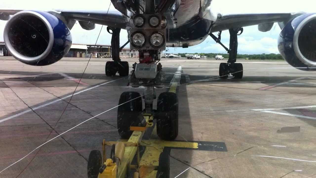 B757 Delta Pushback @ SJU - YouTube
