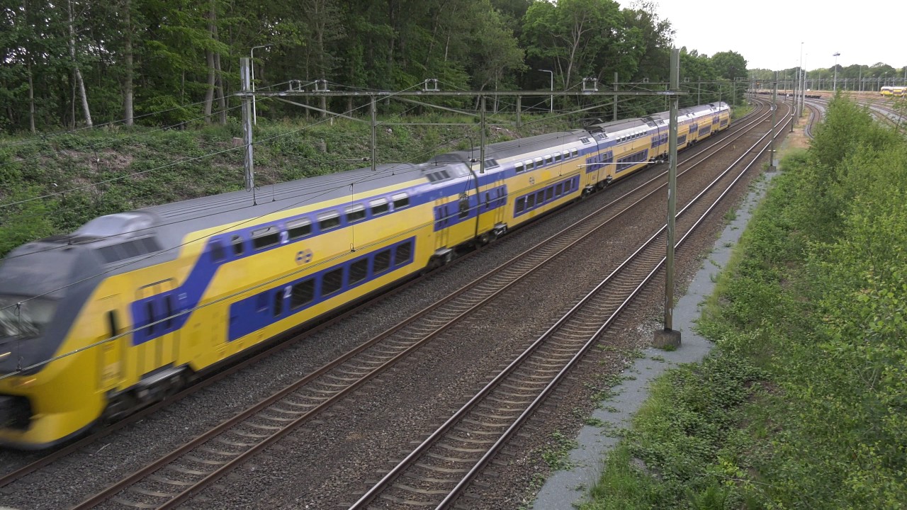 VIRM dubbeldekker passeert Onnen. Dutch train (4K) - YouTube