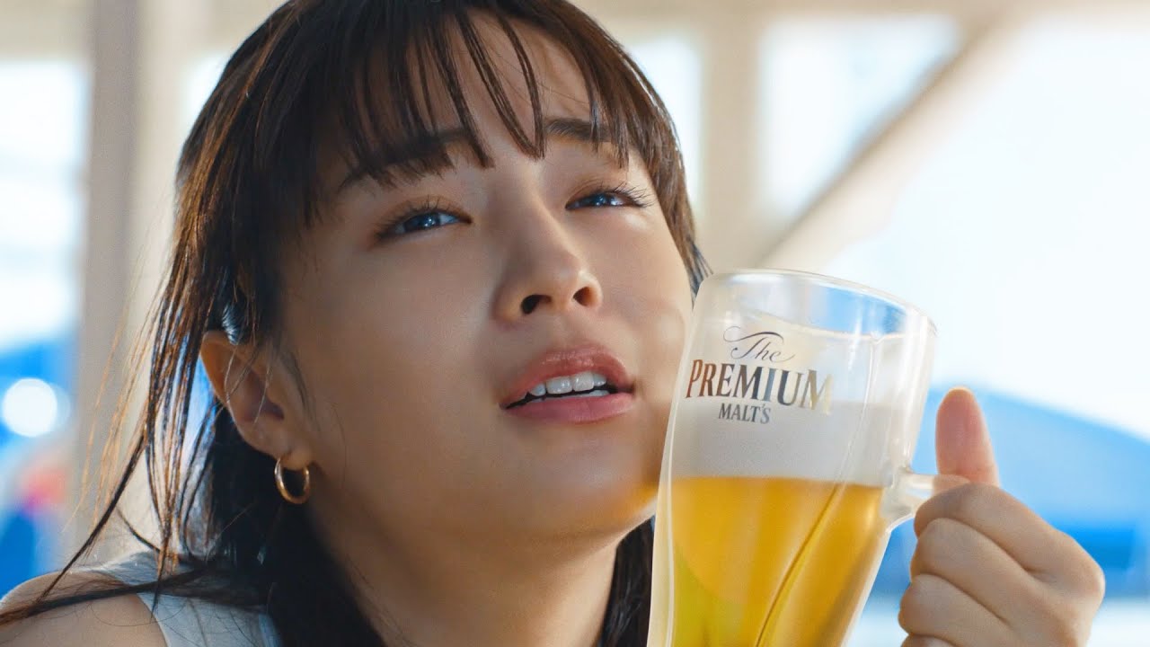 広瀬すず、酒類CMに初登場！海の家で飲む冷たいビールに「たまらん！」 サントリー「ザ・プレミアム・モルツ 」新TVCM「すず登場」篇 ...