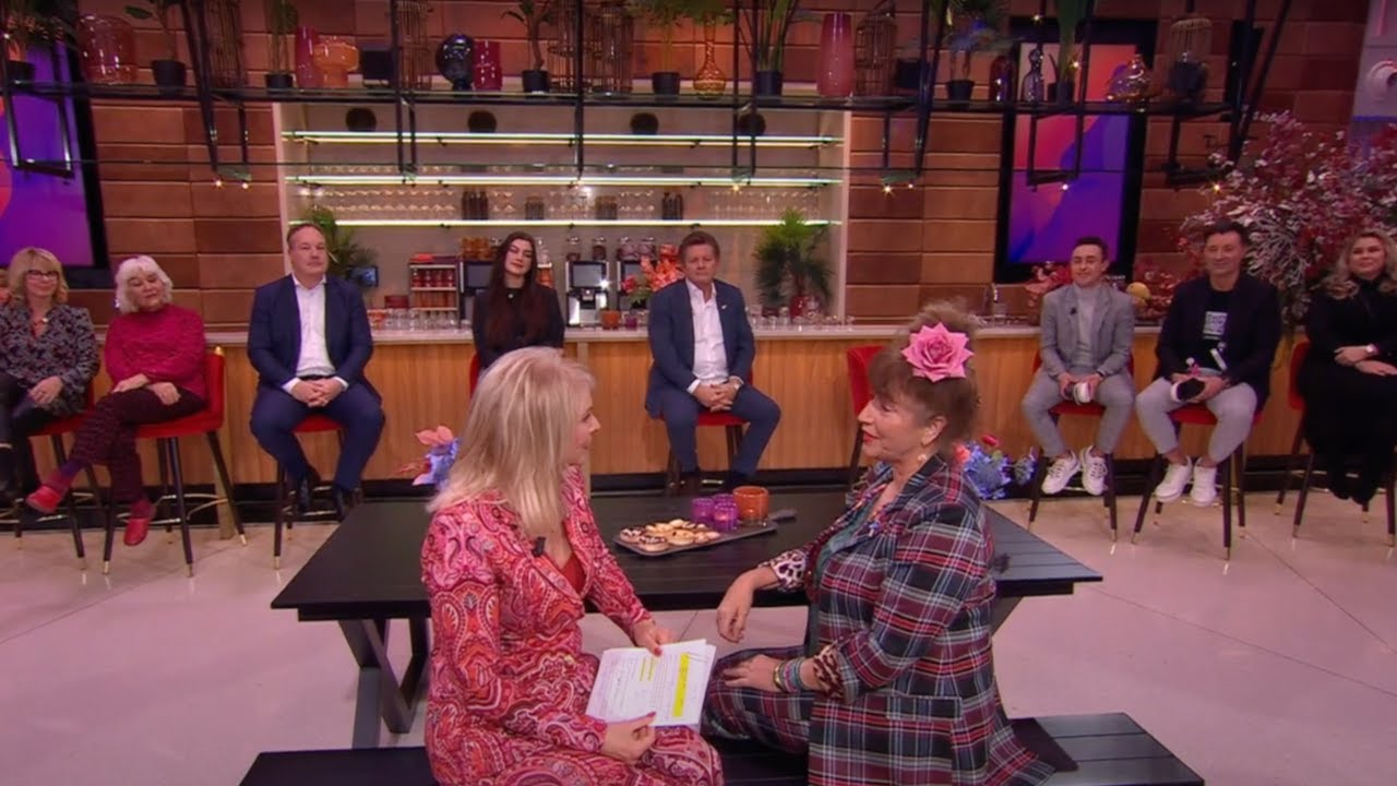 Het hele gesprek met Debbie de Jong | ZONDAG OP VIER - YouTube