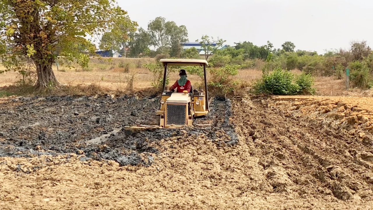 Amazing Komatsu D51px Bulldozer Operator pushing muddy dirt filling ...