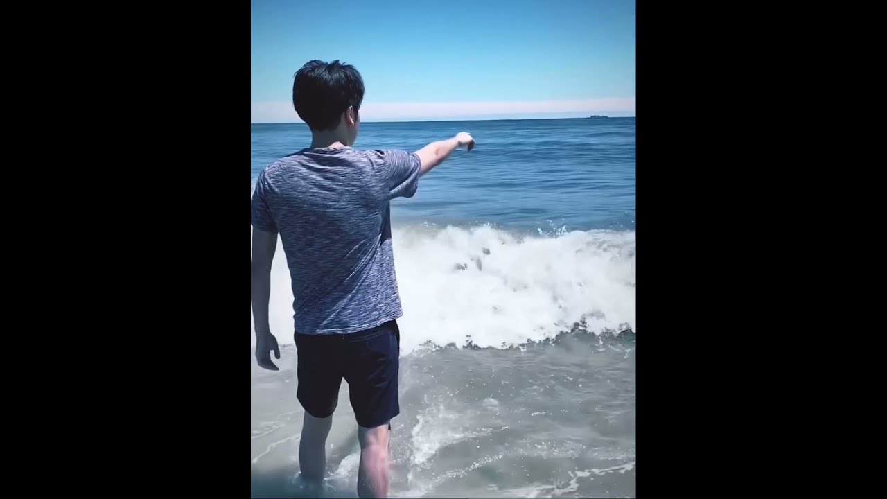 When you bring an Attack on Titan fan to the beach - YouTube