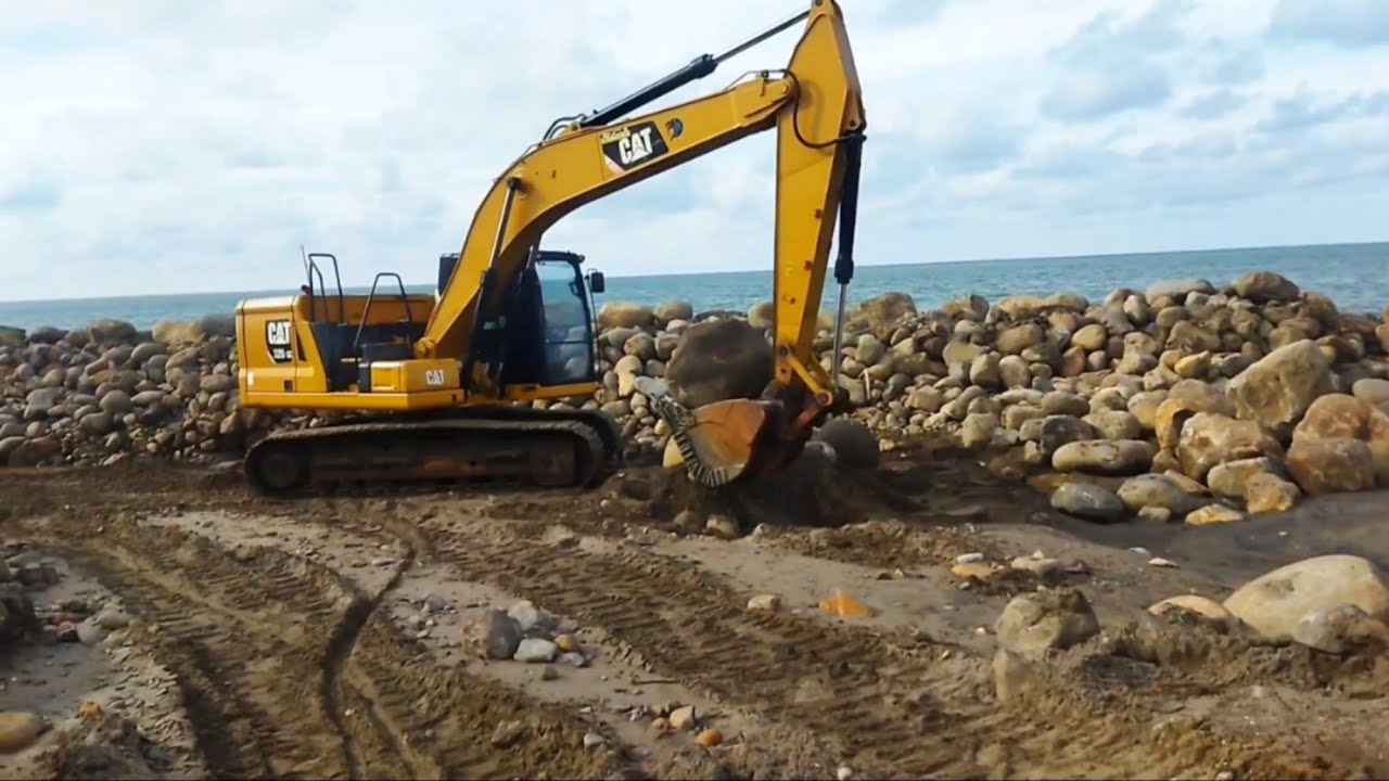 EXCAVATOR YANG BANYAK YANG BESAR, MENGANGKAT BATU BESAR DI LAUT - YouTube
