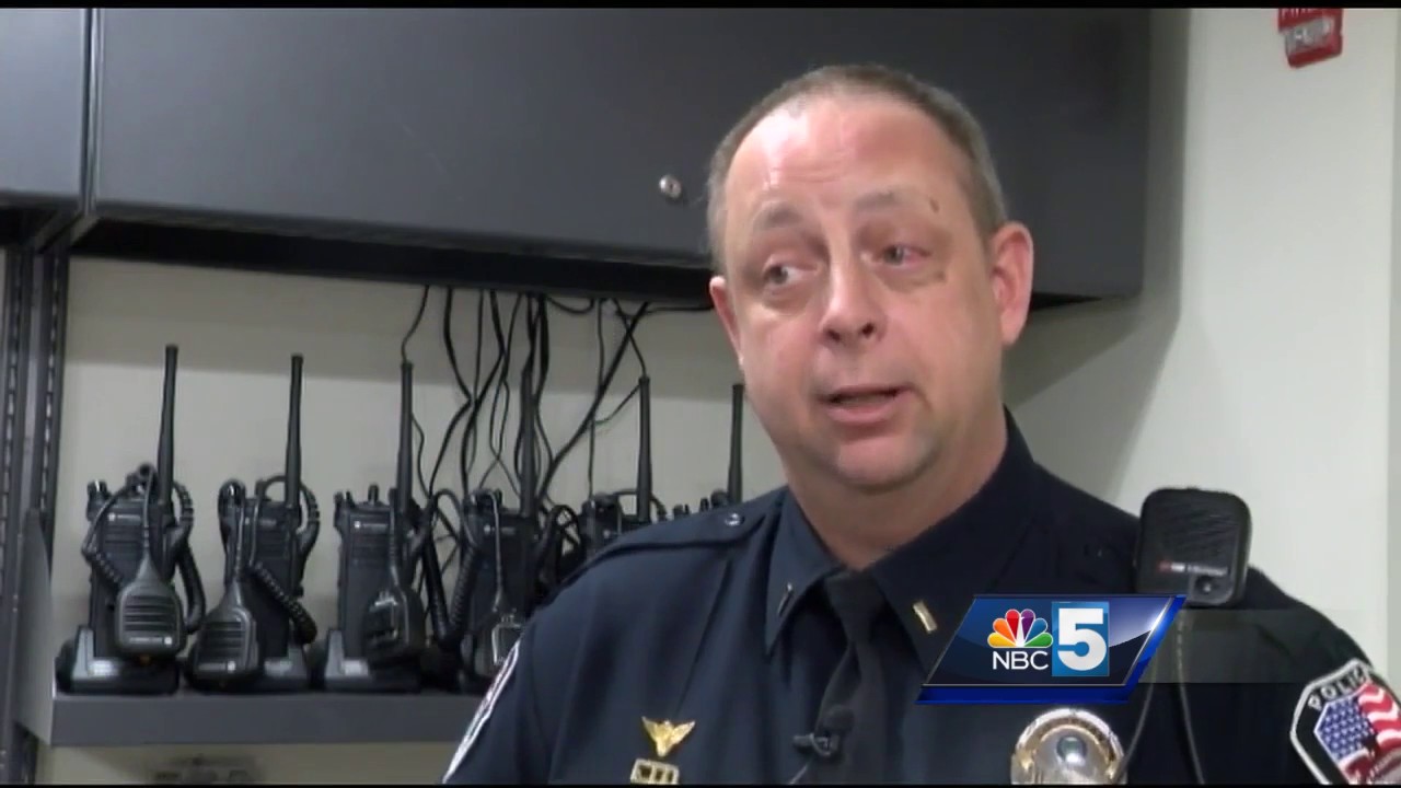 Fast-acting officer uses CPR to save driver - YouTube