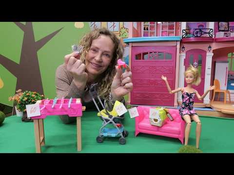 Nicole und Barbie veranstalten einen Flohmarkt - Barbie braucht Geld für einen neuen Fernseher