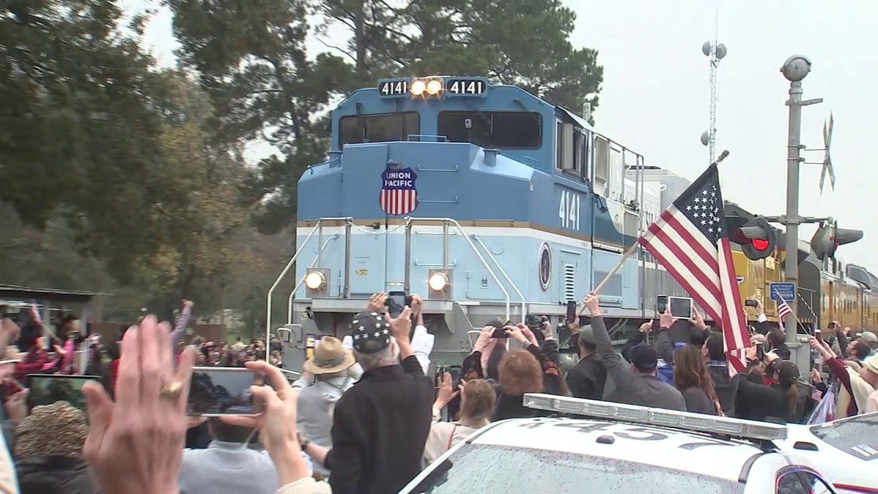 20181206 President Bush Funeral Train in Old Town Spring JAY - YouTube