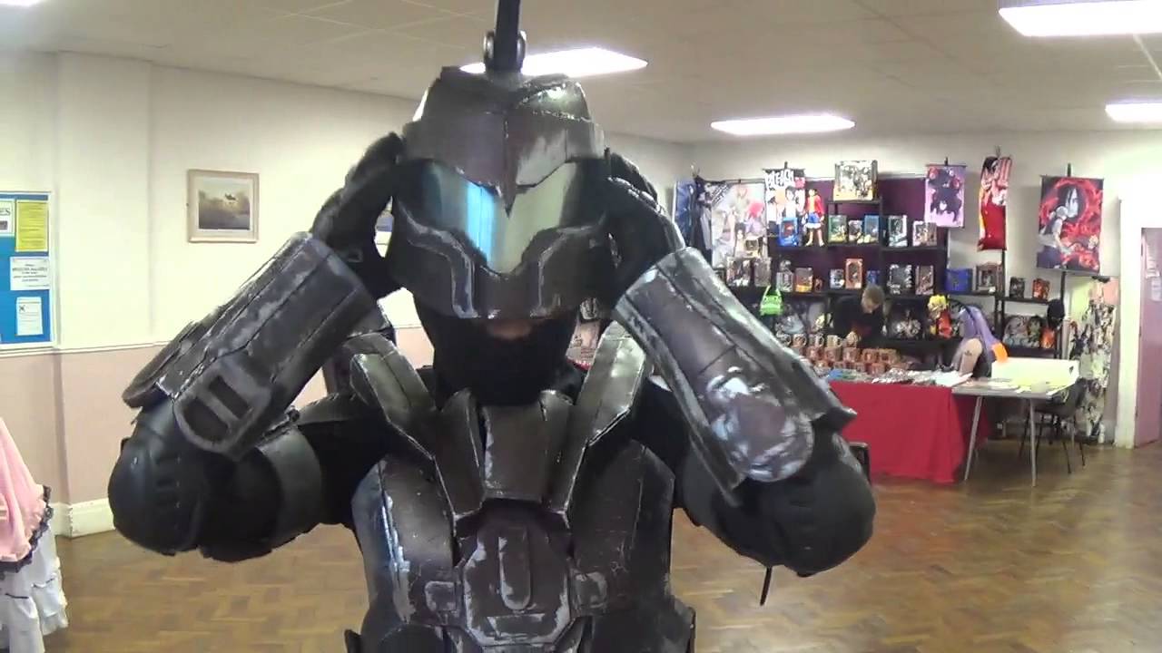 Halo 4: Beating up a real-life spartan - YouTube
