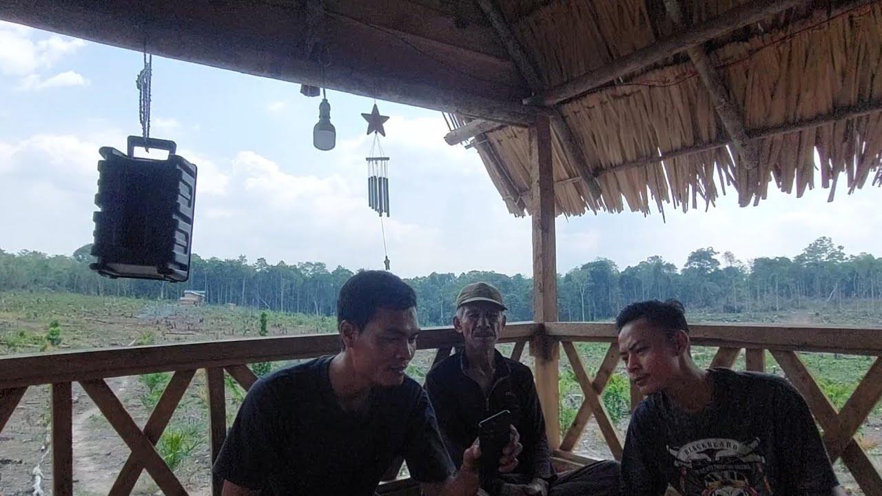 PAK UBAN SENANG DI BANTU ZINK UNTUK ATAP PONDOK KEBUN.. - YouTube