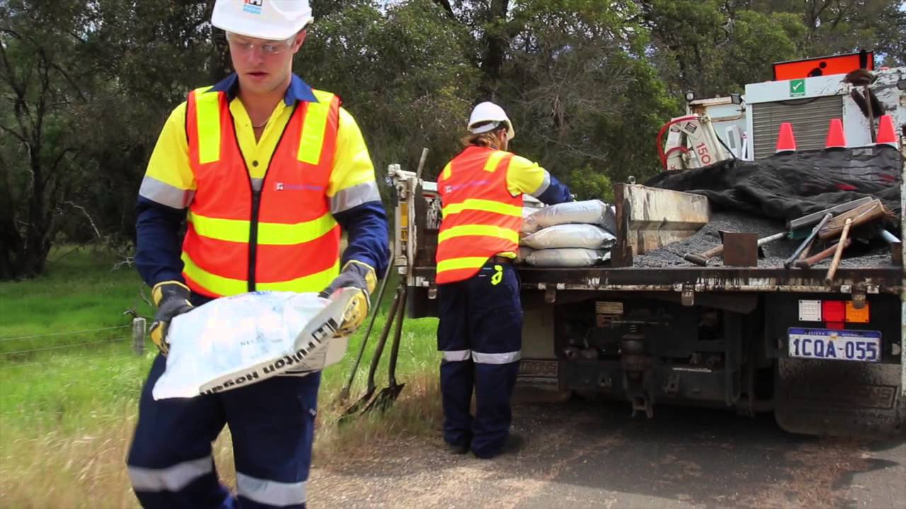 Road crew shoulder repair, Perth, WA - YouTube