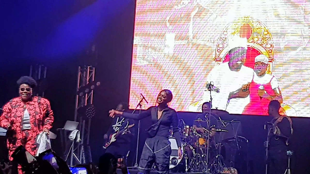 Teni Live Music in London - YouTube