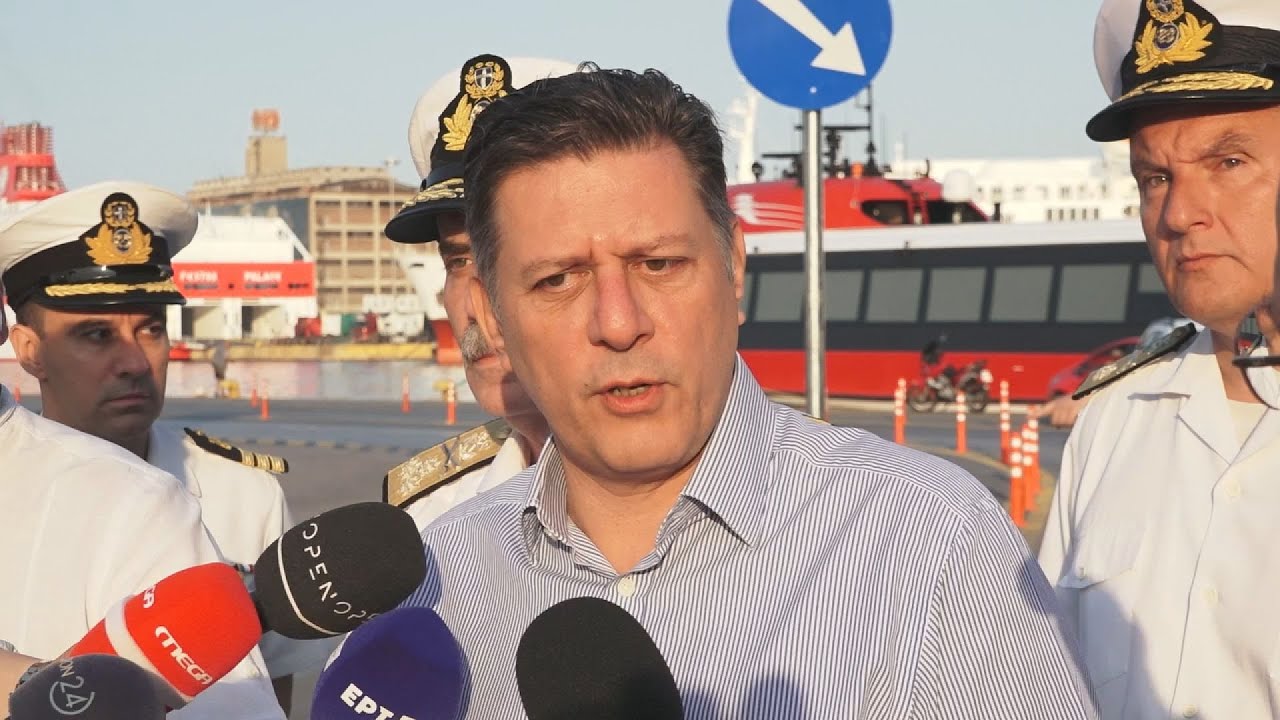 Επίσκεψη του υπουργού Ναυτιλίας στο A' Λιμενικό τμήμα Πειραιά - YouTube