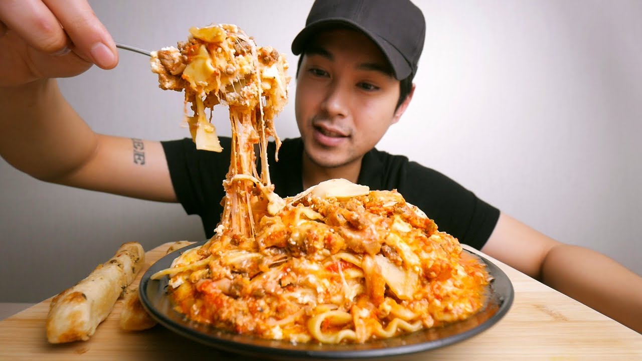 Huge Mound of Lasagna - YouTube