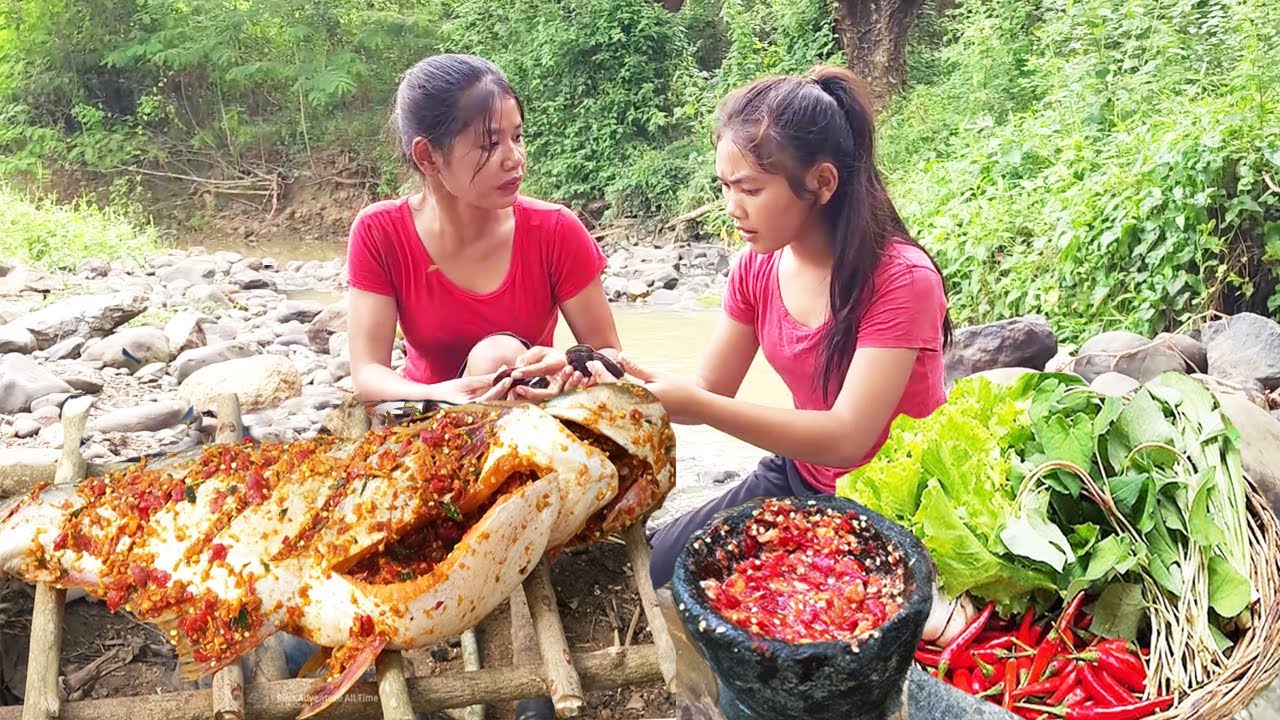 Catch and cook fish for survival food, Fish roasted with chili sauce so ...