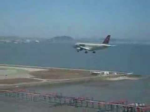 Parallel Landing at SFO - YouTube