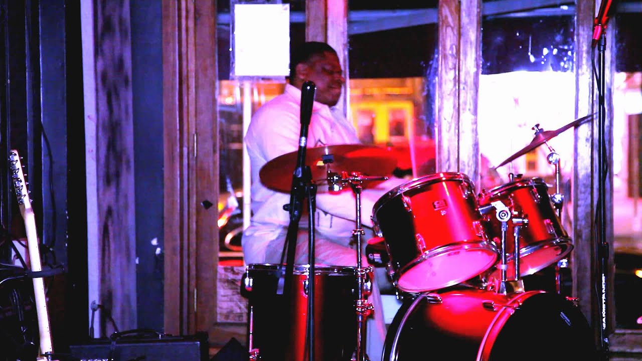 Ben Drumming African salsa - YouTube