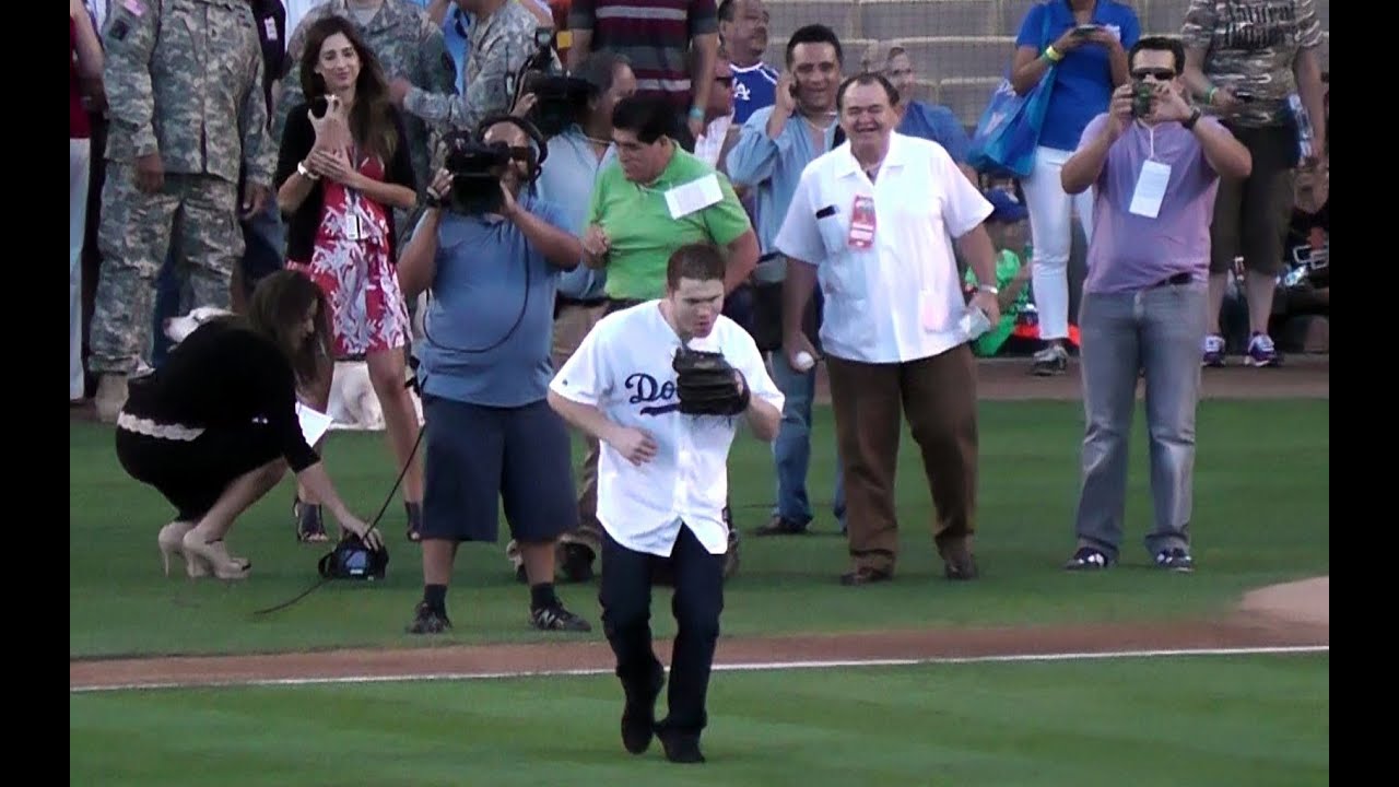 Boxer Canelo Álvarez Throws First Pitch @Dodgers - YouTube