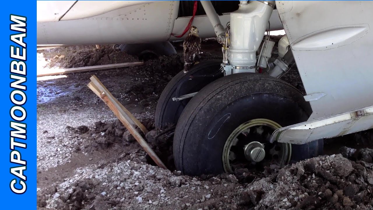 Stuck in Mud, FedEx Boeing 727 at St. Louis Downtown Airport - YouTube