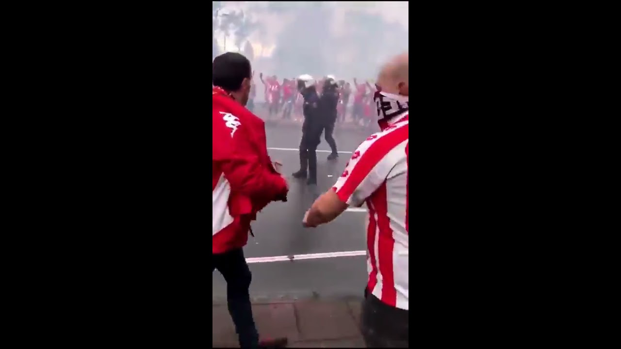 ULTRAS Sporting Gijón vs Cops - YouTube