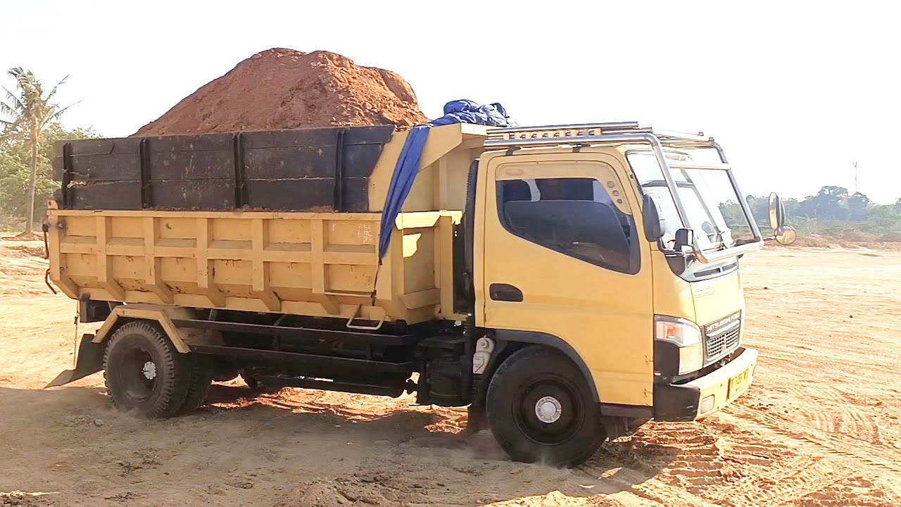 Mobil Truk pasir bermuatan full tanah merah ukuran membukit - YouTube