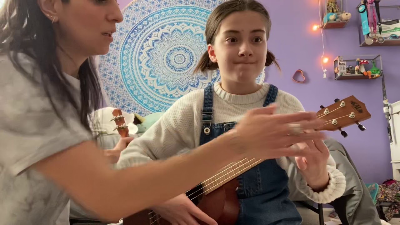 Discovering Gmaj and G7 on the uke! (with Anja🤣) - YouTube