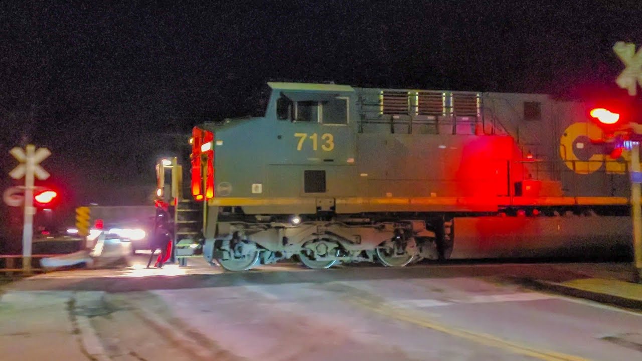 Ex- B&O EMD GP40-2 on CSX mixed freight train in Sykesville - YouTube