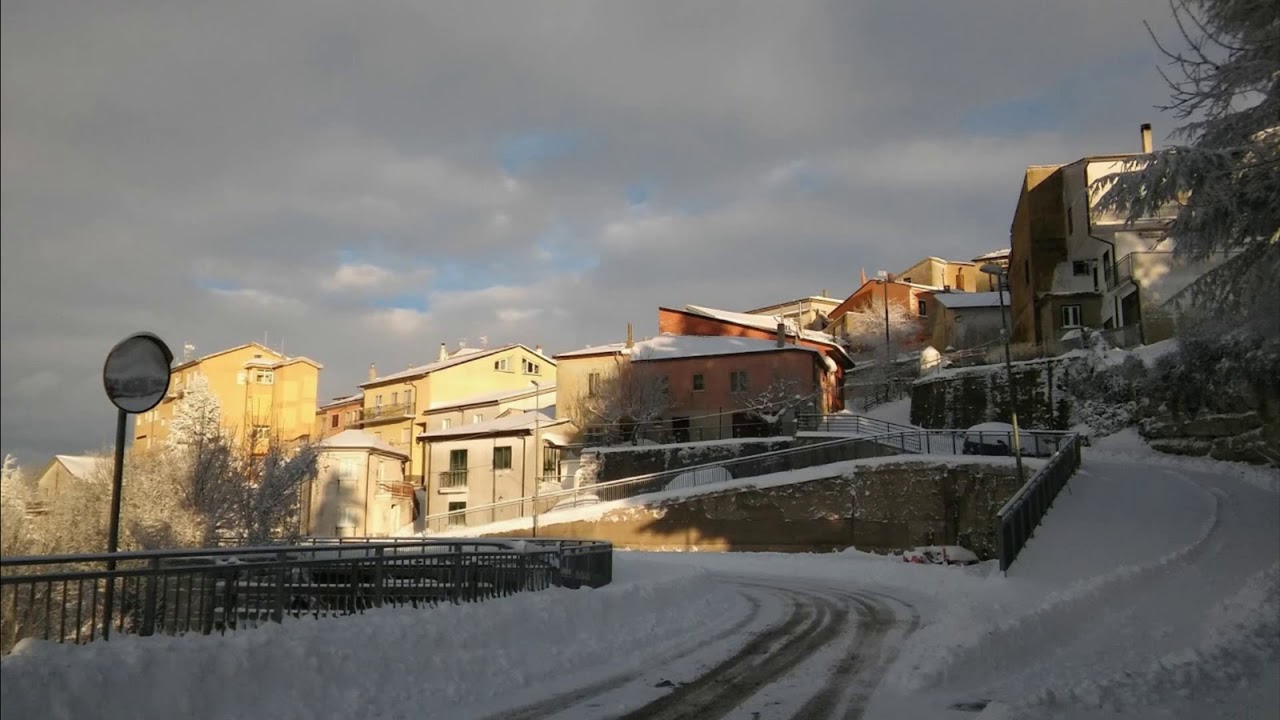 Paese innevato trevico - YouTube