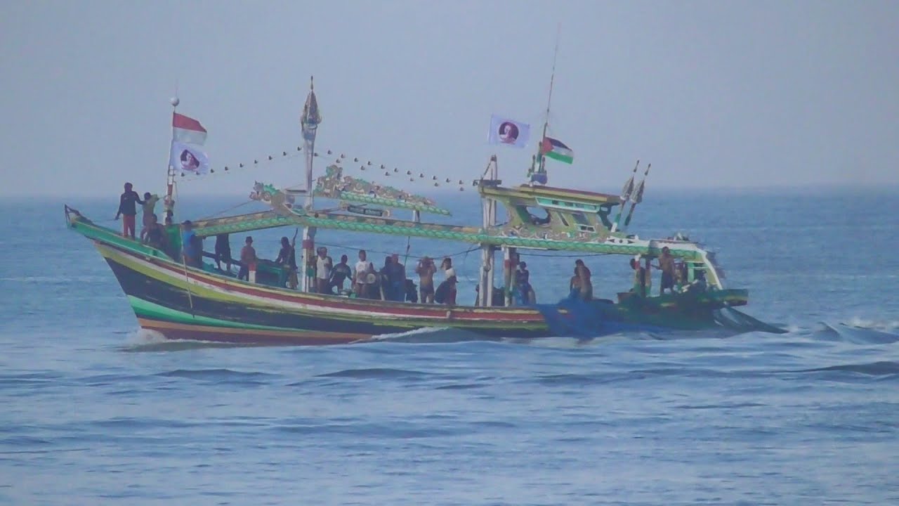 KAPAL JARING PAYANG TEBAR JARING DISELATAN PLAWANGAN PUGER - YouTube