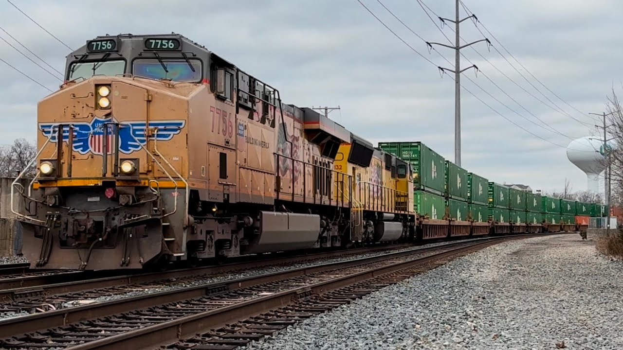 Heavy train action in LaGrange, IL - YouTube
