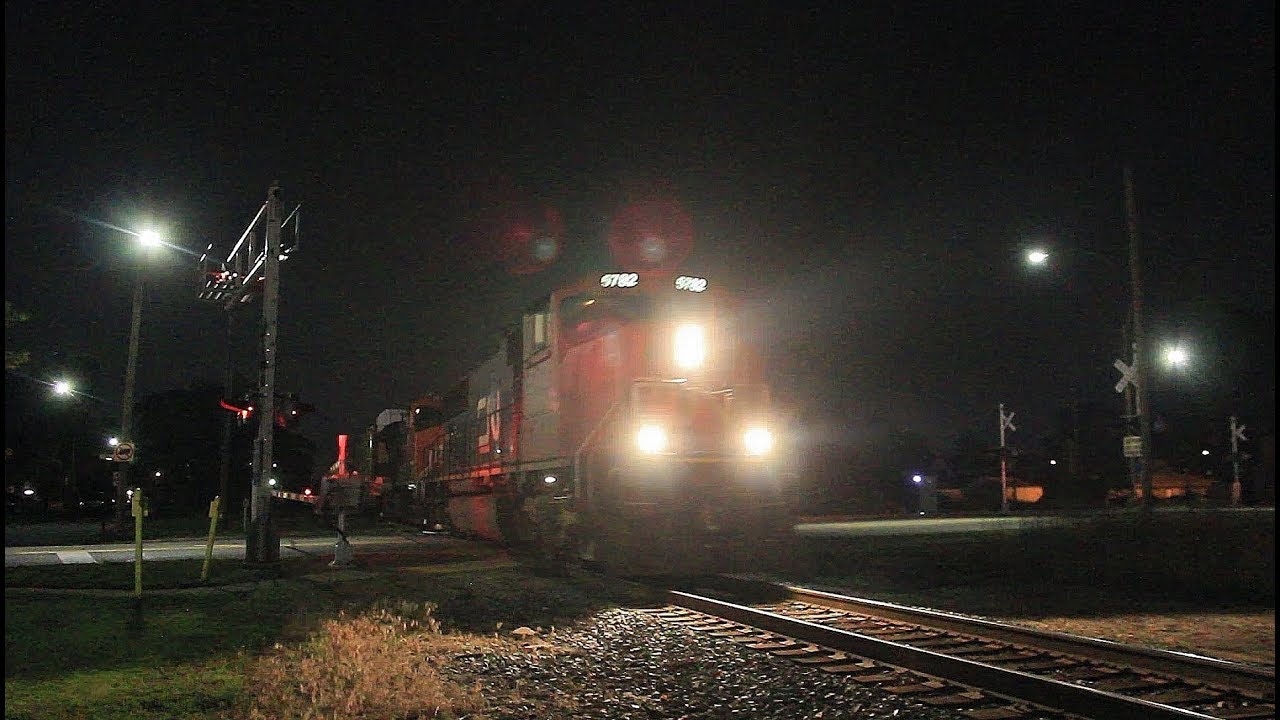 CN SD75I #5782 (P5 horn) & ES44AC #2812 head south @ Wyandotte w/ CN ...