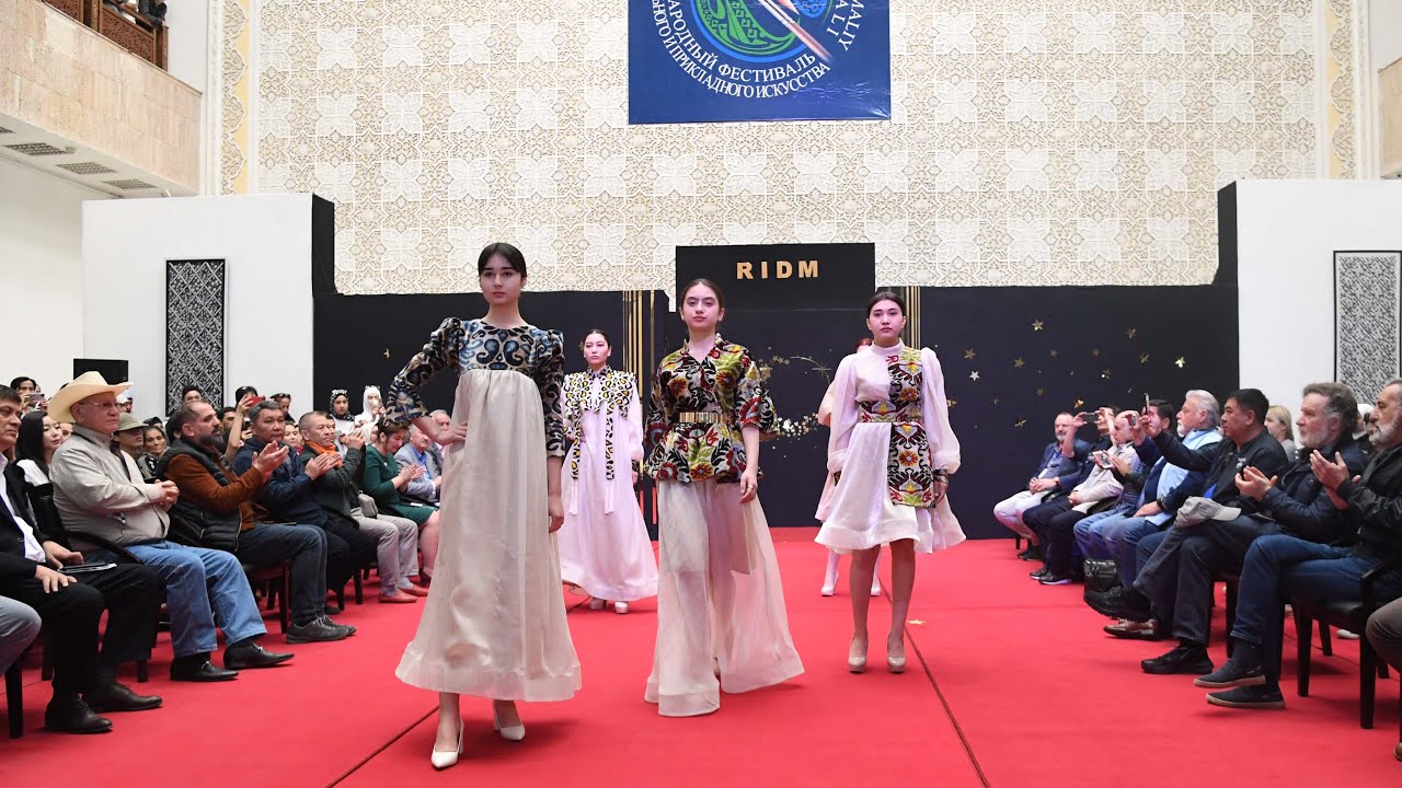 Zamonaviy va an'anaviy liboslar namoyishi - YouTube