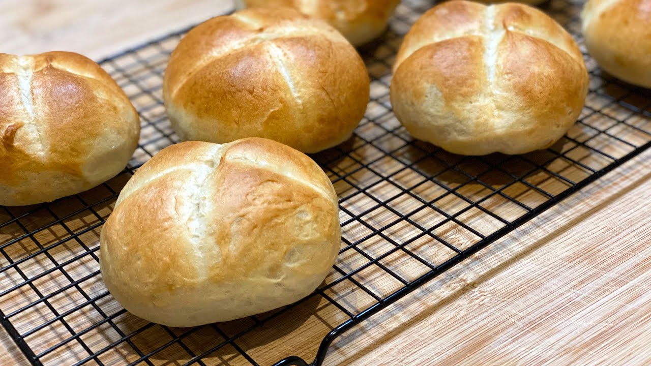 Kajzerki (Kaisersemmel, kaiser rolls) bread recipe - burns from Vienna ...