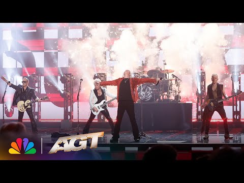 Def Leppard Performs \