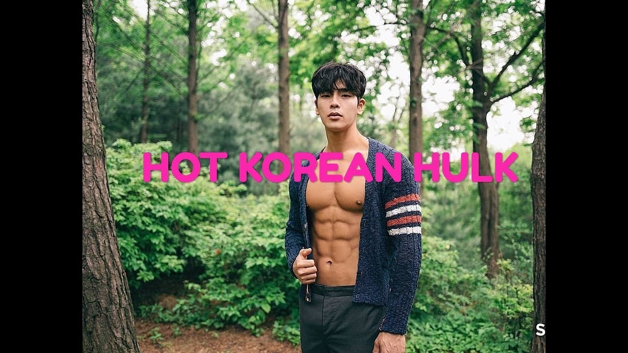 Cute Korean Hulk shows off his abs and pumping chest on a treadmill ...