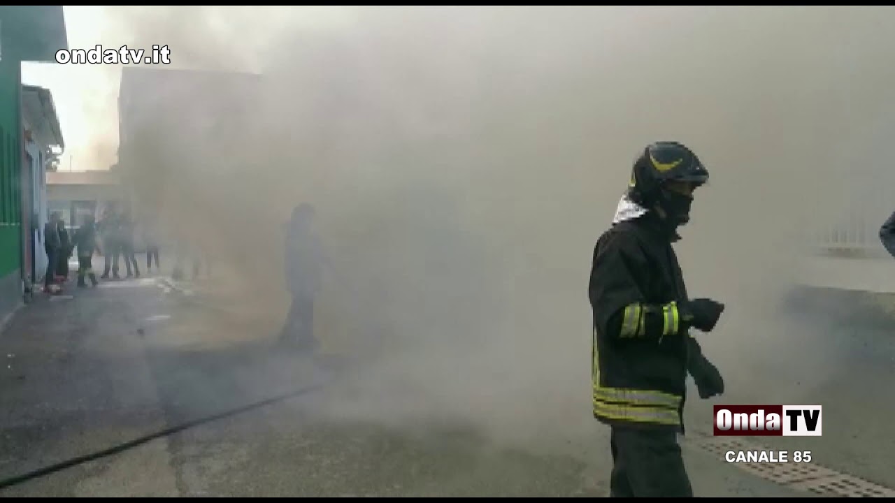 Forte boato a Capo d'Orlando. Panico per un camper in fiamme - YouTube
