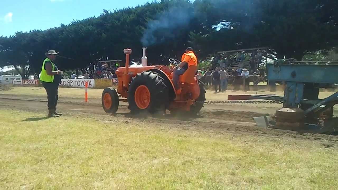 Chamberlain Super 70 tractor pull - YouTube