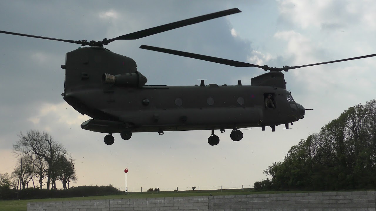 4K Chinook landing for refuelling at Lomas - YouTube