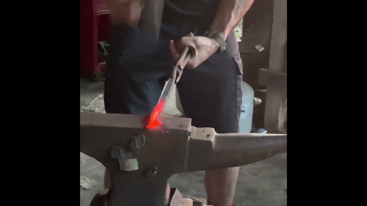 Blacksmithing for beginners/How to forge a leaf - YouTube