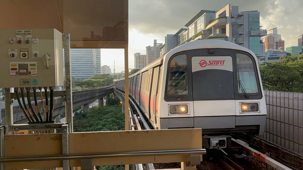 SMRT Trains EWL Kawasaki Heavy Industries C151 [047/048] arriving ...