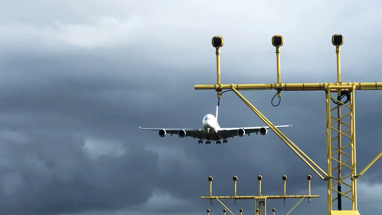 EK147 Emirates - YouTube