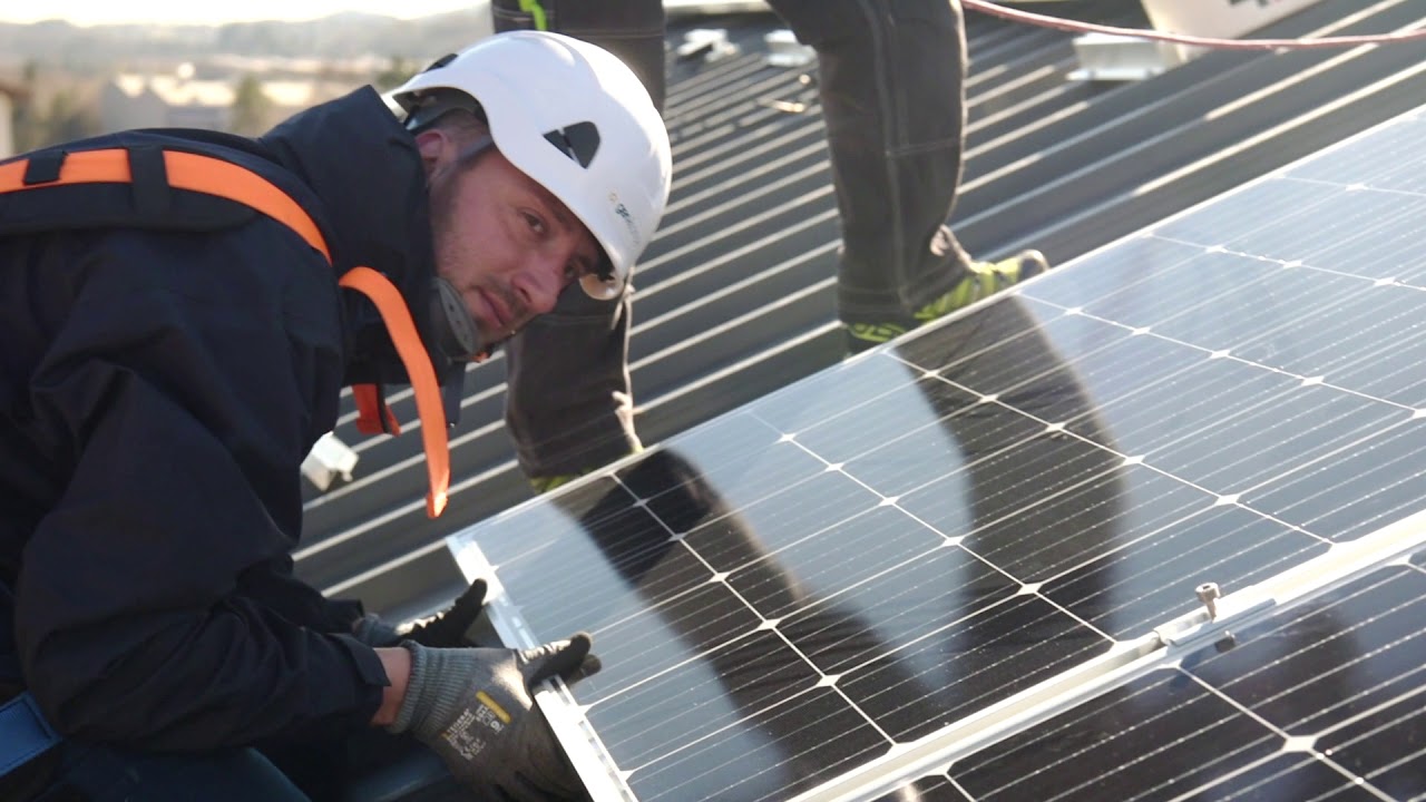 GEN-I Sonce montaža sončne elektrarne na večstanovanjskem bloku - YouTube