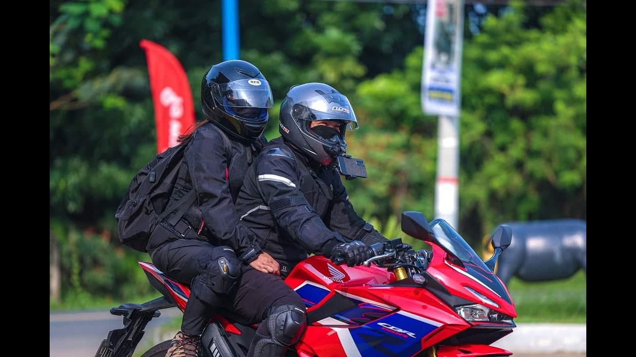 Marilaque short rides with HONDA CBR V4 150R - YouTube