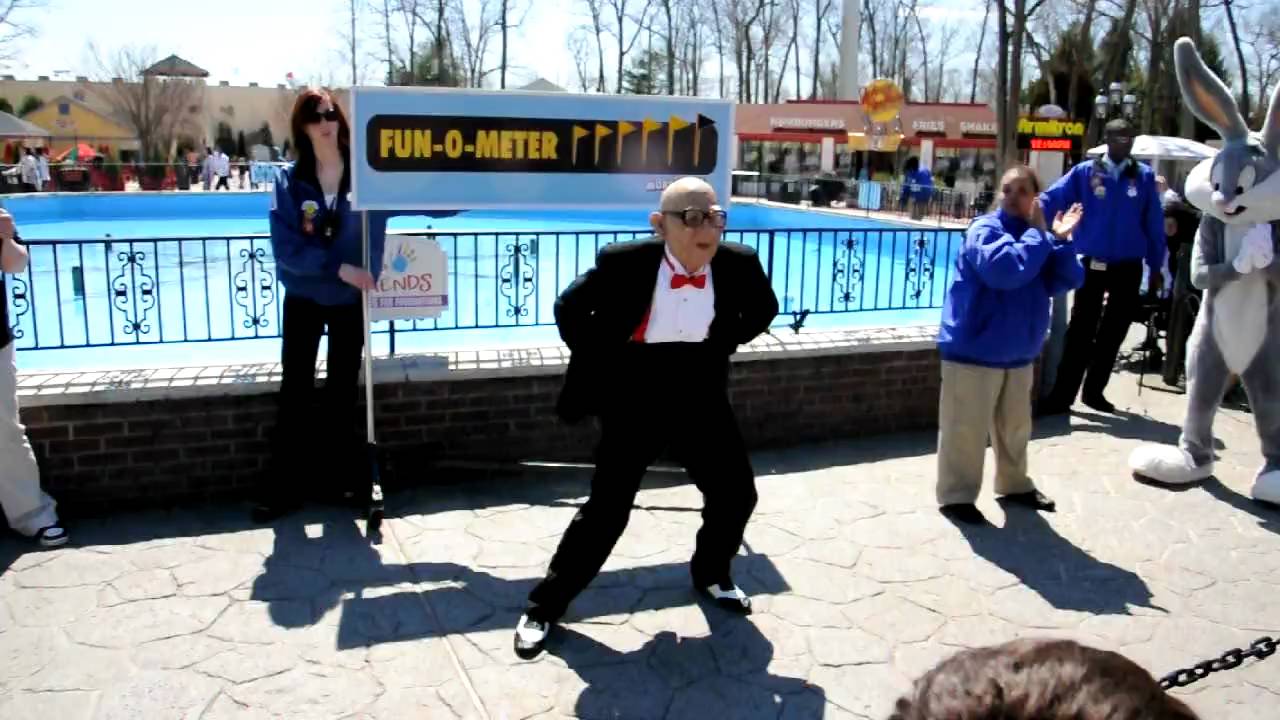 Dancing Mr. Six at Six Flags Great Adventure Jackson, New Jersey - YouTube