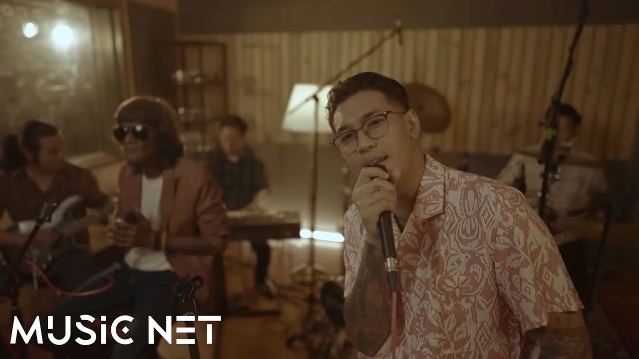 ဂျော်နီ,ရွှေထူး (Johnny,Shwe Htoo) - ချာတိတ် [Official MV] - YouTube