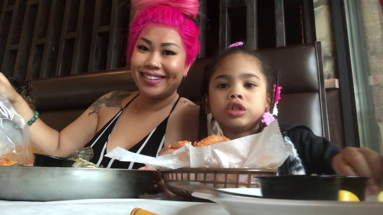 Juicy Crabs MUKBANG with itslovelymimi and family - YouTube