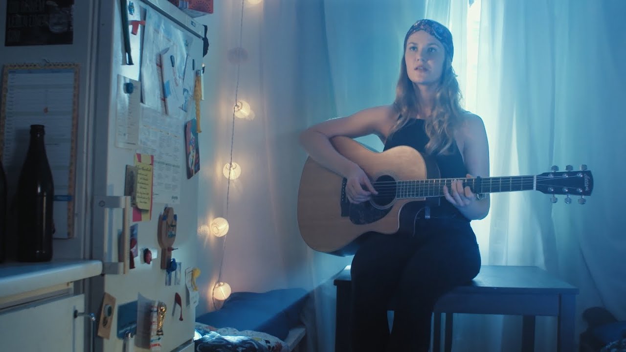 Soon - Julie Bonas (Musicvideo) - YouTube