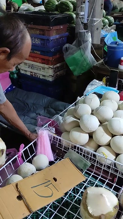 Покупайте кокосы на рынке, всего за 20 бат= 40 руб. Сколько стоит один ...