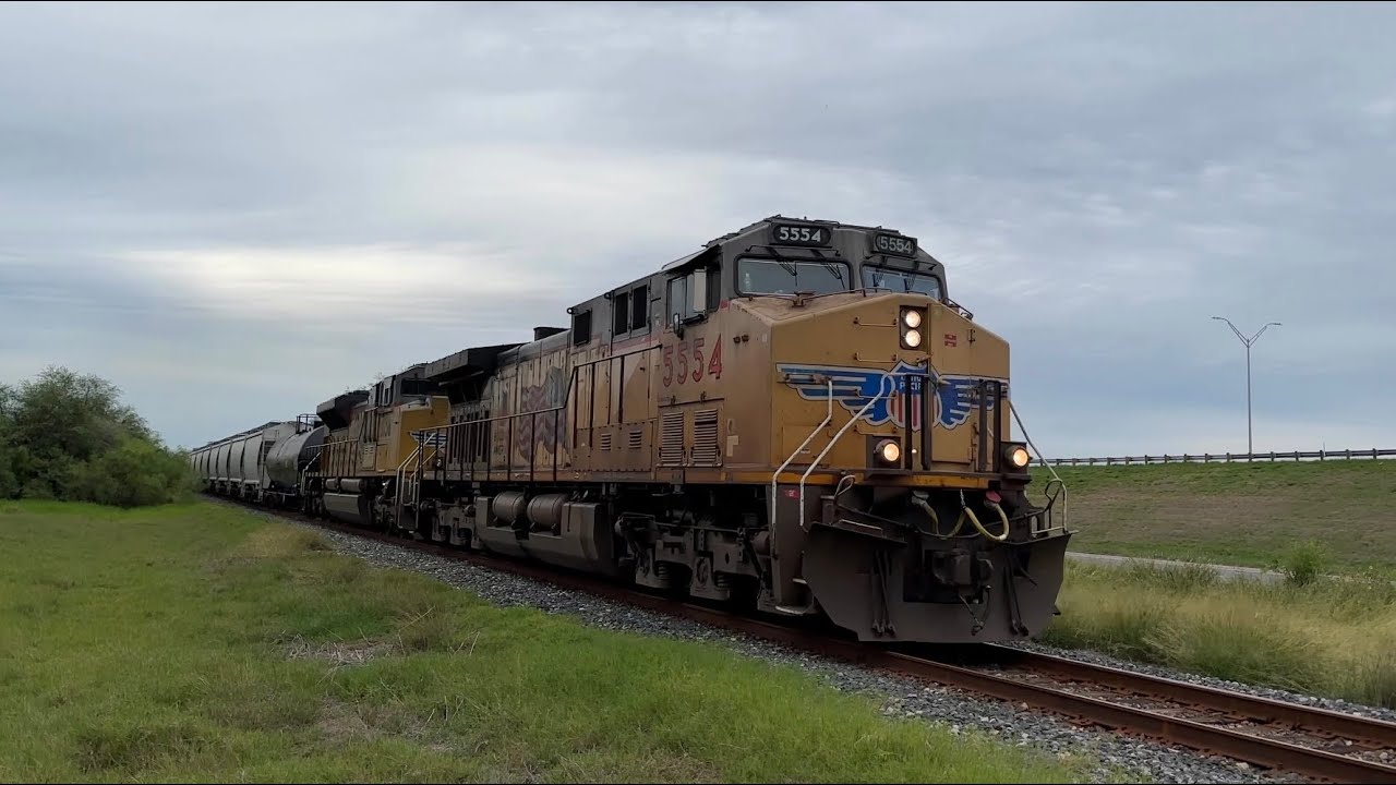 UP 5554 AC44CWCTE & SD70ACE Lead M-EWOL - YouTube
