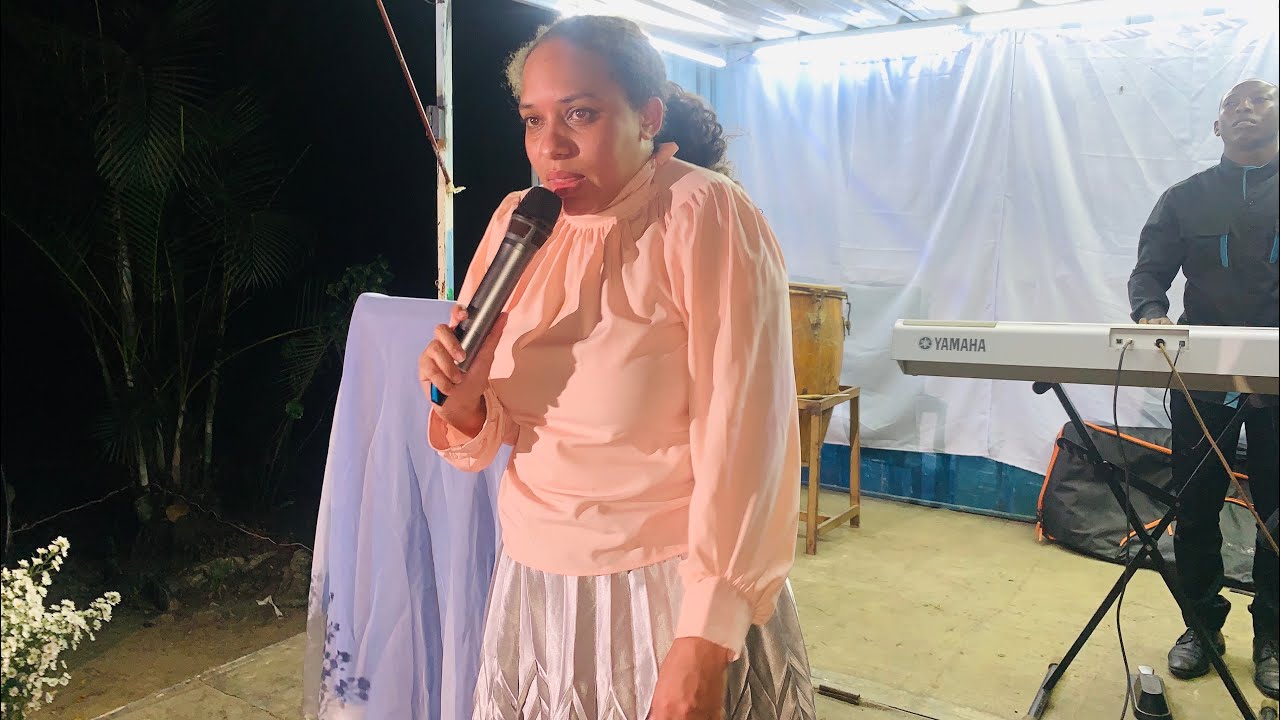 Estefany Santana / llama Los Ángeles y mira lo qué pasó - YouTube