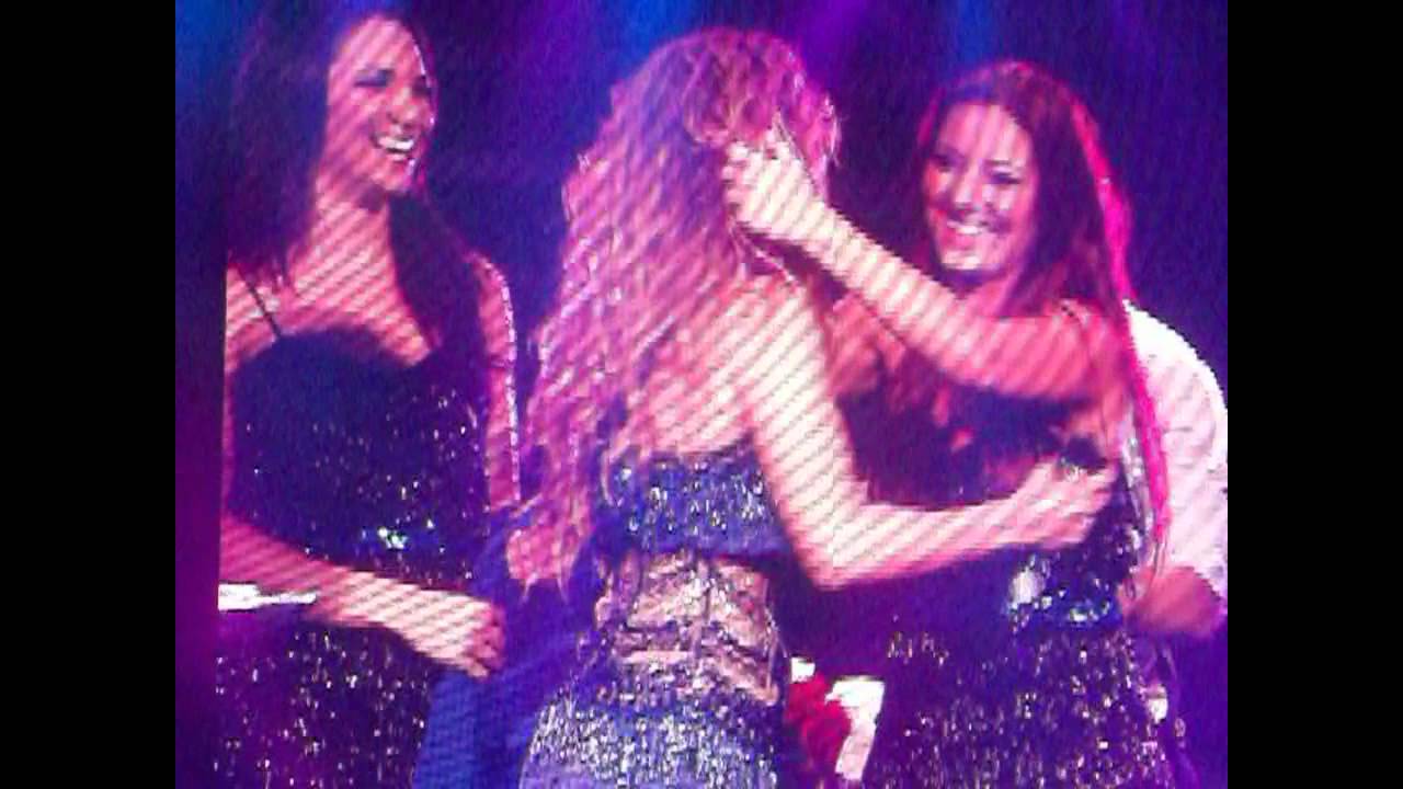 JLo's team sings Happy bday to her LIVE in Boston :) - YouTube